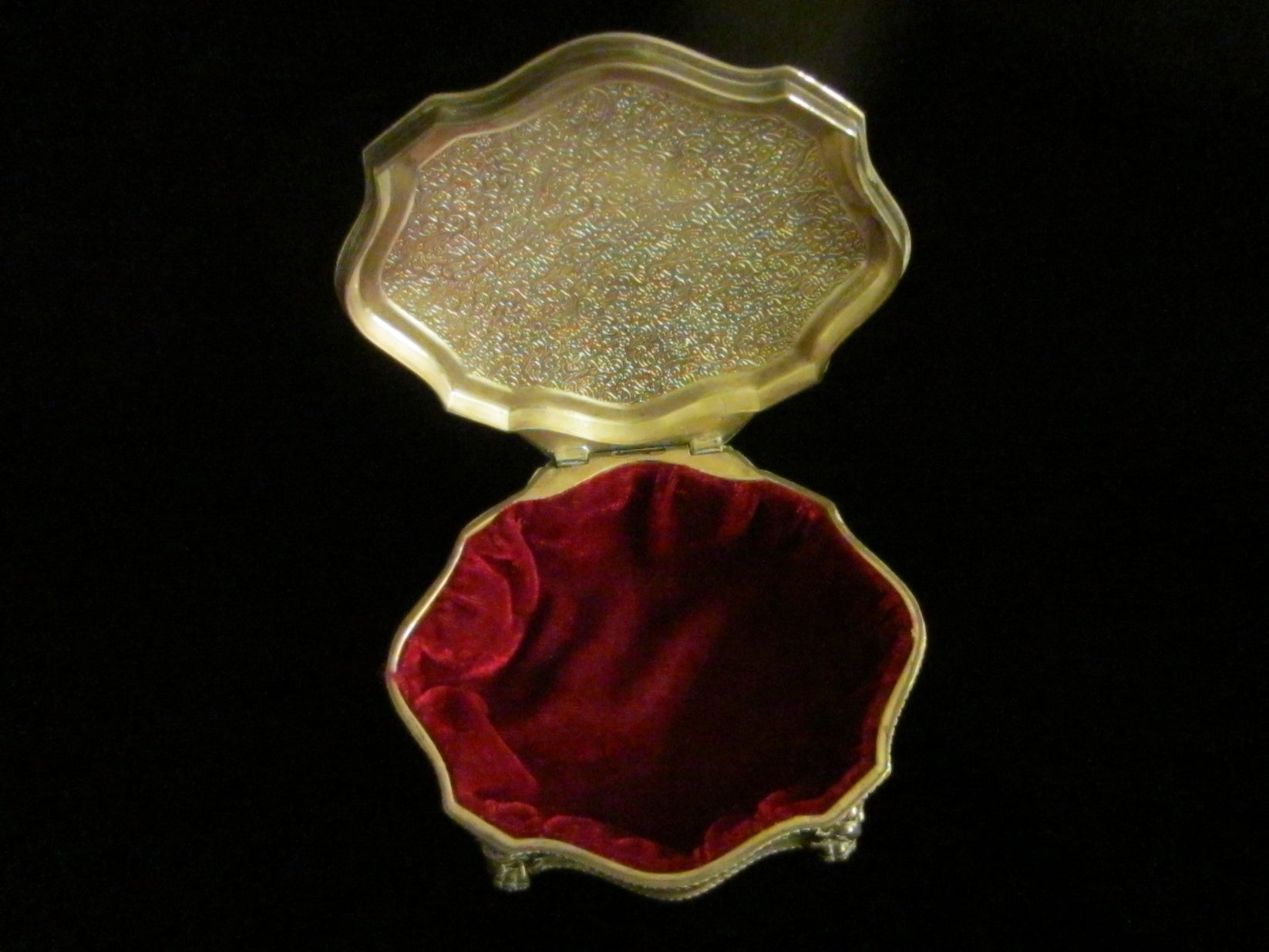 English Style Silver Crested Lion Medallion Jewelry Box Coat of Arm ...