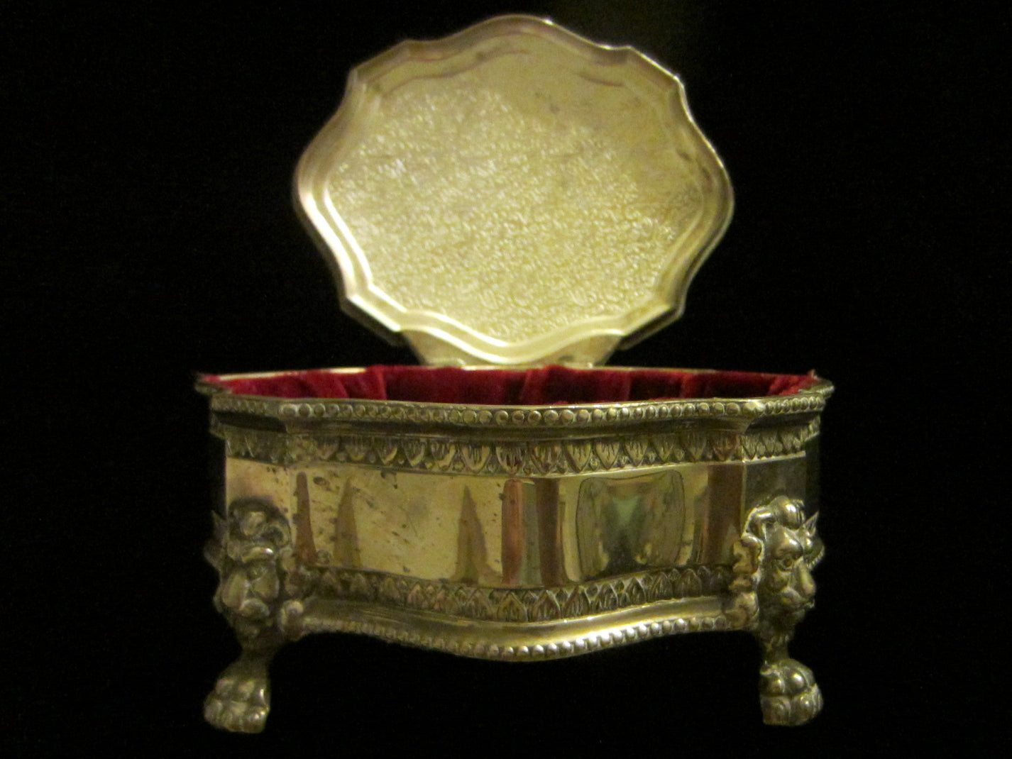 English Style Silver Crested Lion Medallion Jewelry Box Coat of Arm ...